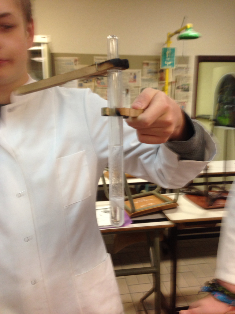 reactie van magnesium met waterstofchloride-oplossing :: vorming van zouten